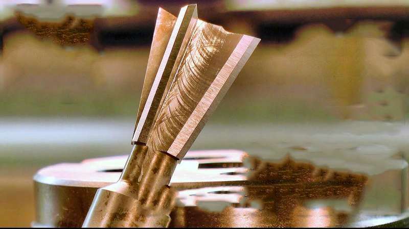 老外嫌市价太贵,拿废钢材自制多刃铣刀,老师傅看成品能打几分?