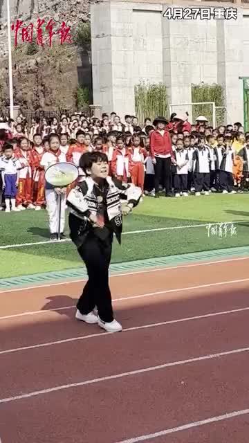 5年级男孩运动会开幕式上进行街舞表演,帅气十足。