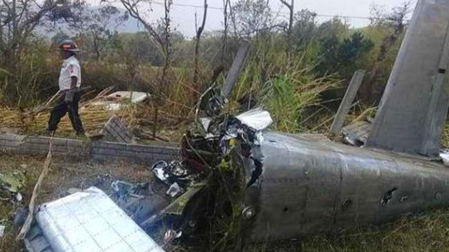 实拍:飞机表演失误坠毁在看台旁边 飞行员死亡