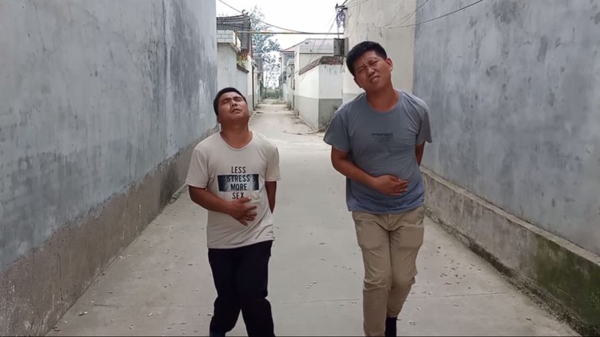 河南方言:俩小伙喝过期奶吃过期药,结果悲剧了。