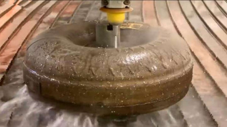 汽车液力变矩器里有多复杂?小伙用水刀切开,复杂程度简直出乎想象