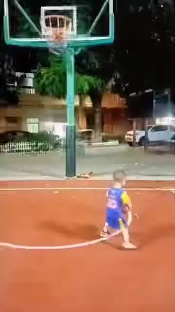 三岁篮球宝宝太牛了,投球命中率太高了!