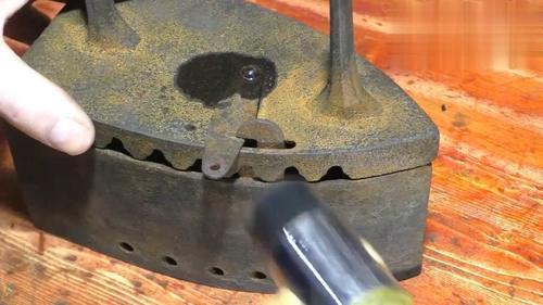 木炭加铁壳,100多年前的熨斗翻新,那时候人们是这也熨衣服的