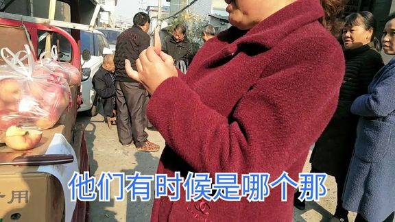 小伙第一次摆地摊被城管赶,一气之下摆自己家里卖,引起围观