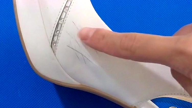 皮鞋有了划痕别着急,只需一个小物件,帮你修复划痕不留印!