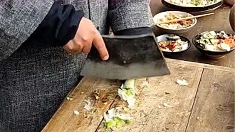 用剧组的道具刀切菜,结果差点没气得,我给它扔出去