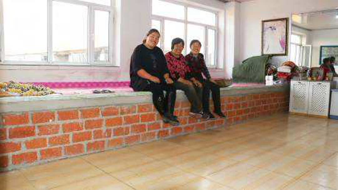 东北农村大炕能睡20多人?婆媳替鞋样,邻居之间有说有笑,真热闹