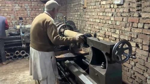 千斤顶为什么能四两拨千斤?实拍重型卡车液压千斤顶生产工艺