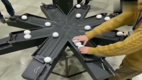 机器算法的精密,几十颗球同时转动,不会有一颗会相撞