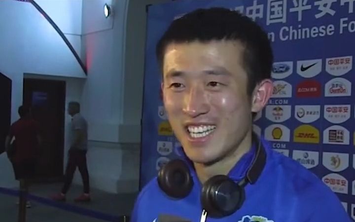 【卡塔尔世界杯】姜至鹏接受采访时被大巴车落下!