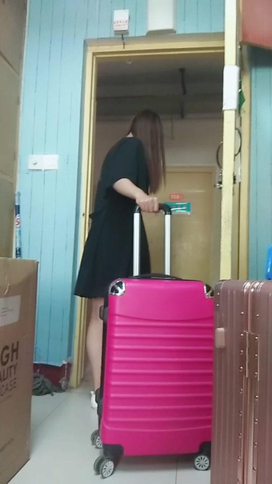 宿舍六个姑娘来自六个不同地方毕业看见你们一个个离开的背影心里说...