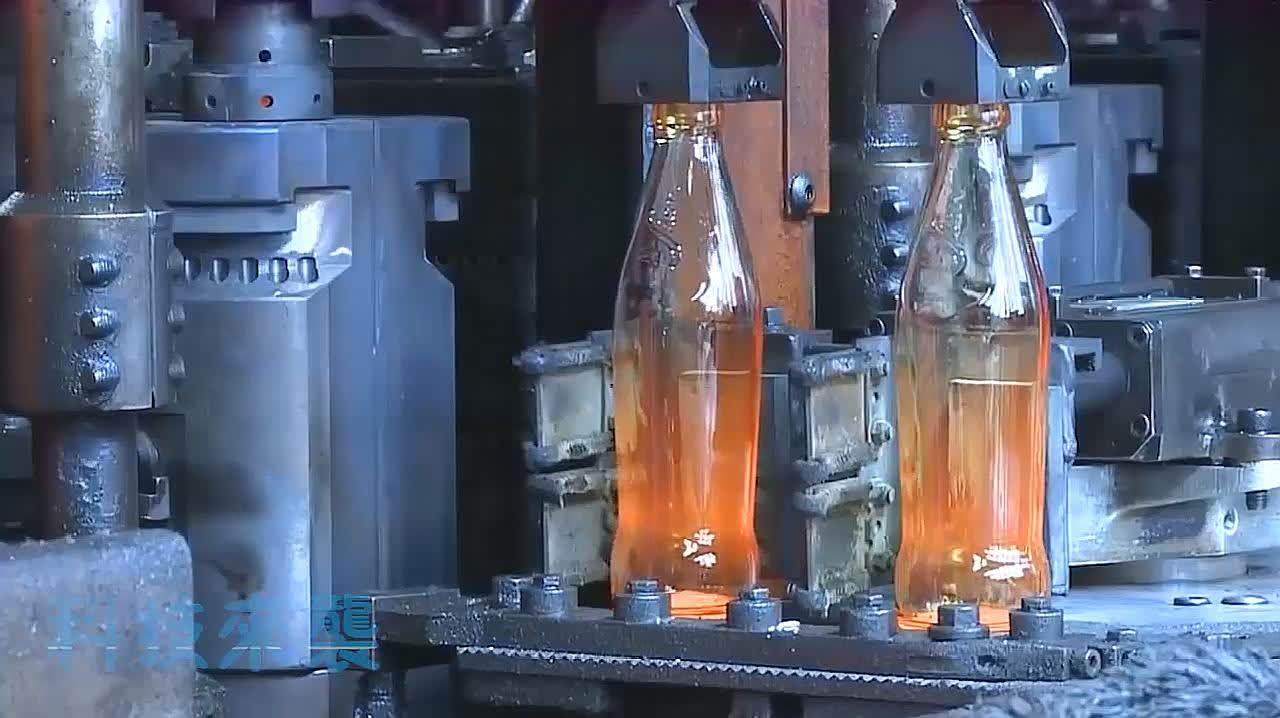 玻璃瓶子是怎么批量制作出来的?带你走进工厂,一起来看一下!