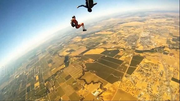 排队跳崖!世界上最危险的极限运动!他们像蝙蝠一样飞走了!