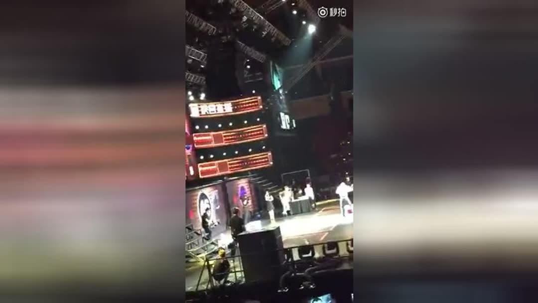 玩气球游戏 声妹直接把气球塞进胸部里 一边的宝笑的乃@