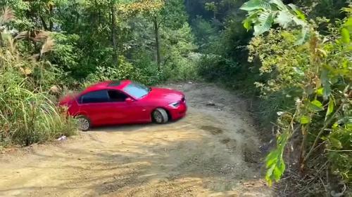 豪车挑战成佛坡,油门轰到底还往后退,是车不给力还是司机不给力