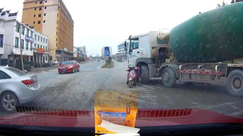 电动车和泥罐车相撞,遇到大车一定要远离,生命只有一次