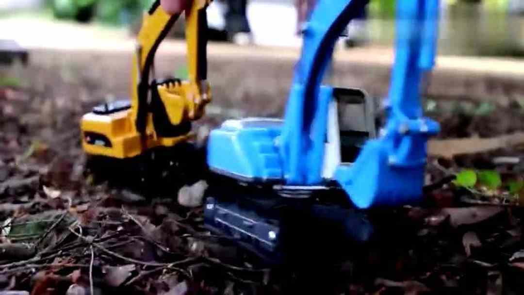 大卡车掉进水里了,赶紧救援吧!少儿益智动画!