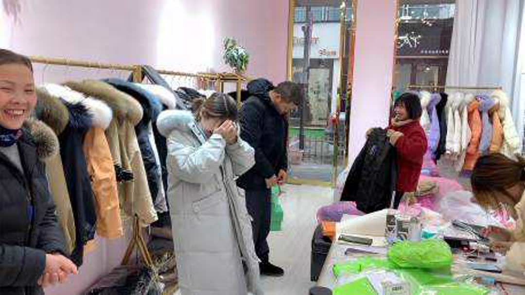 小羊拿货的时候给公公买了一件皮衣外套,试穿之后他会喜欢吗?