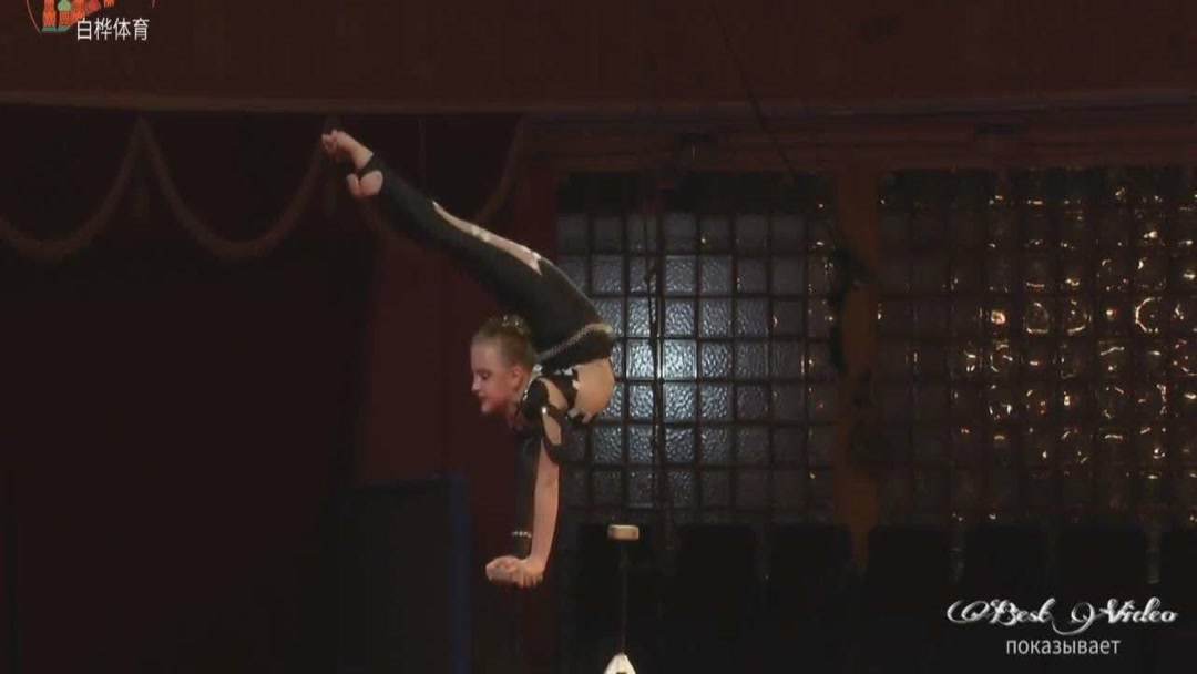 外国柔术女孩表演杂技,倒立弯腰的姿势太酷了