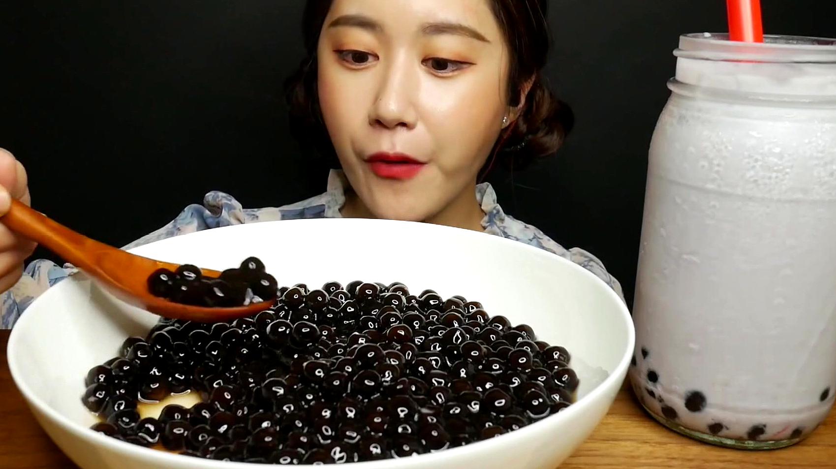 小姐姐吃一盘子木薯珍珠粉圆和珍珠奶茶,看起来超级过瘾啊