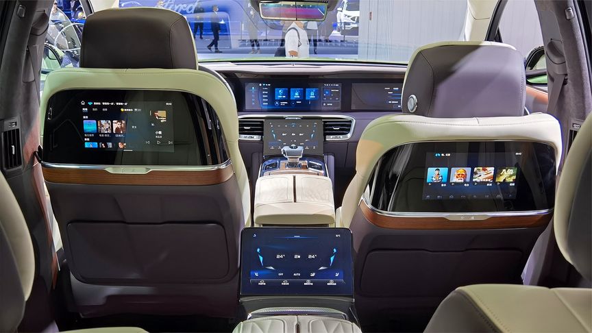 体验红旗EHS9!比奥迪Q7还霸气,7块屏、4座轴距3110mm还带四驱