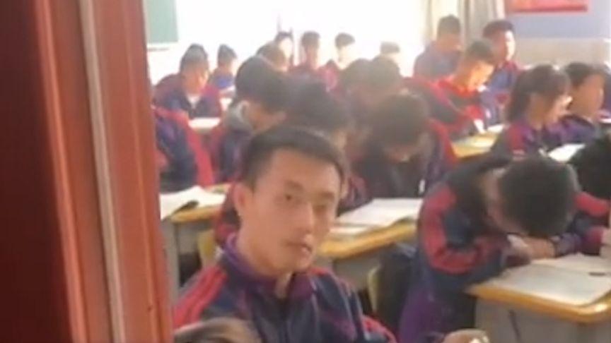 班主任给教室门贴汽车太阳膜:里面看不见外面,外面能看到里面