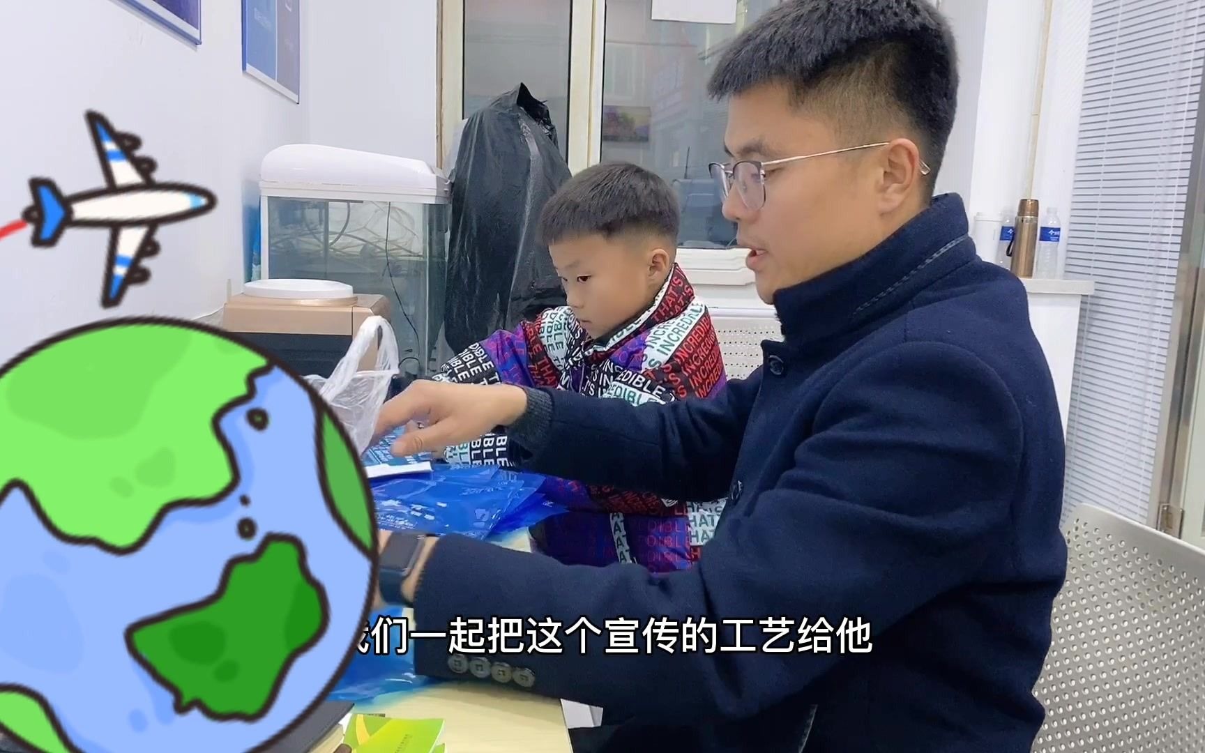 学校总动员装宣传单,不一会2000份完成,尤其聪聪最认真