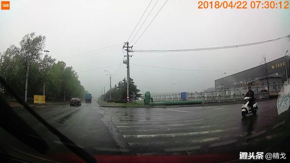 电动车转弯处还逆行,幸亏车速不快