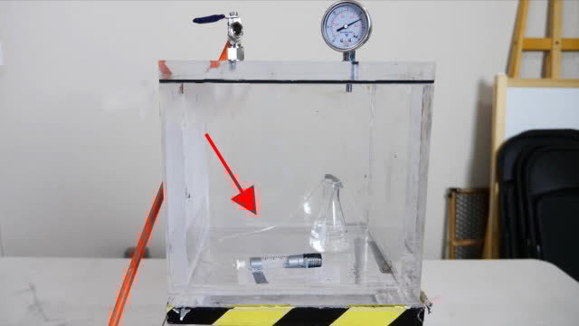 真空中使用注射器会发生什么?老外弹簧实测,有趣的科学现象