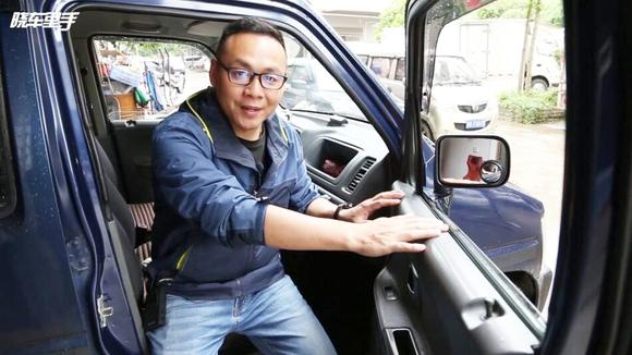 修复北斗星:原车音响,拆开车门看到稀乱的线路,晕了。