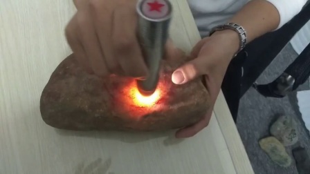 缅甸翡翠原石:木那红皮全赌料