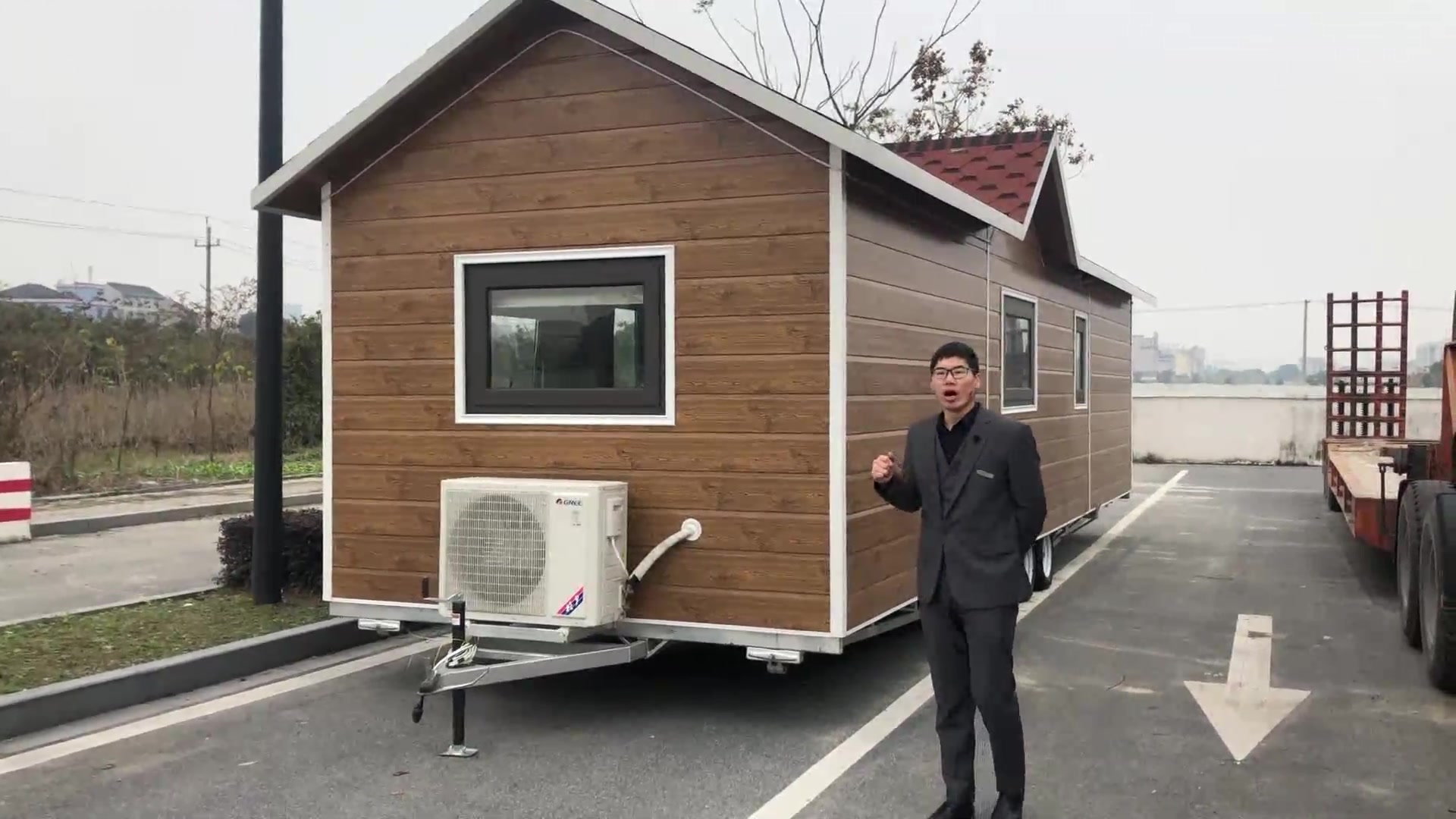 ...商务房车】可以移动的木屋房车是什么样的感觉,看看这车放哪里好!