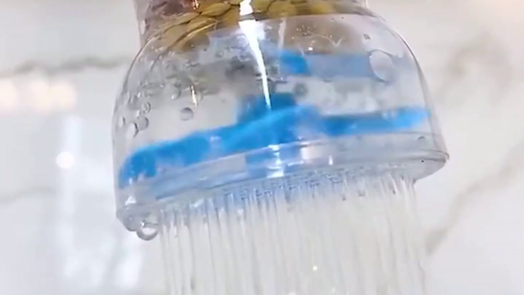 在洗碗池装一个水龙头过滤花洒,不仅防溅,还可以360度随意旋转,清洗...