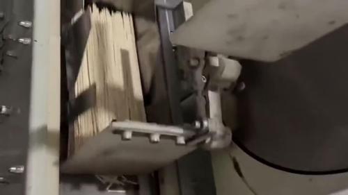 用机械制造出来的面条,不仅是效率提高了,还不用担心会吃到头发丝!