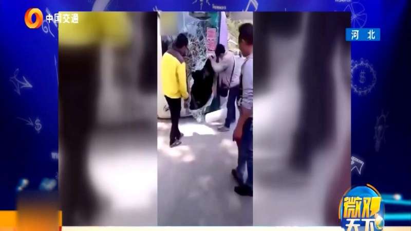 客车侧翻车门无法打开,路人出手救出一车人,一群人暖了一座城!