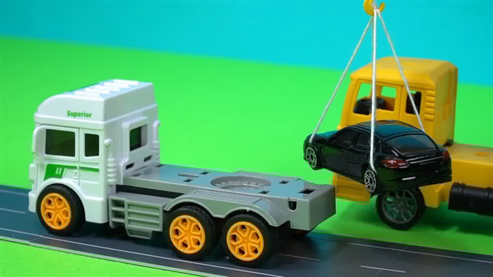 儿童玩具车定格动画:组装一台起重机去救援的汽车玩具故事