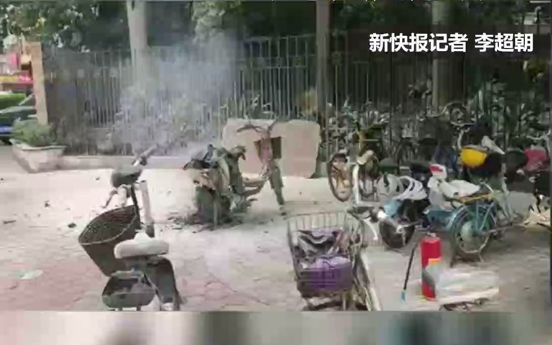 可怕!小区门口电动车突然爆燃
