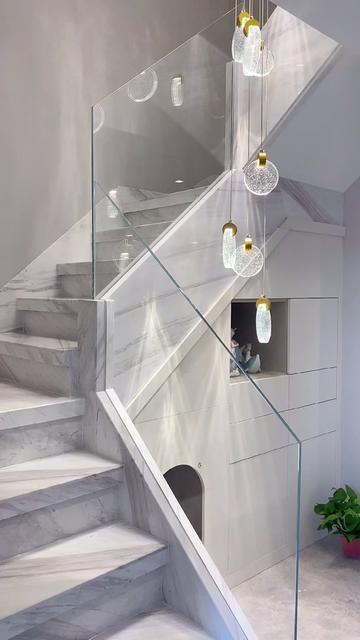 无扶手超白玻璃大理石爱死这个楼梯了,轻奢风真好看网红楼梯轻奢装修