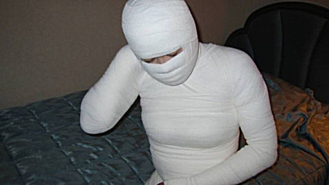 为了保持身材,女孩用绷带捆绑全身2年,拆开后:太美了!