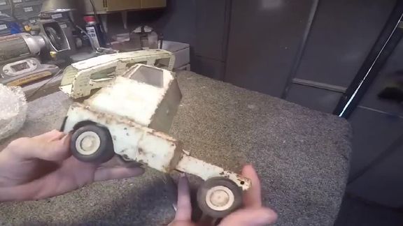 垃圾堆捡了个破旧的运输车模型,翻新恢复后不比新的差吧!