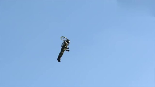 国外大叔自制飞行器,起飞的那一刻我不淡定了