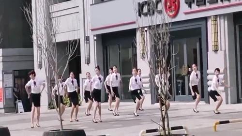 现在银行开业都要宣传了?