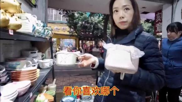 陪老婆去买一个上班带饭的盛器,可以进微波炉的,好细心的选!