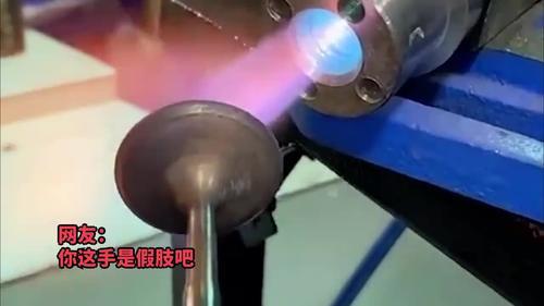 男子徒手拿住气门芯,不断加热烘烤,网友:你这手是假肢吧