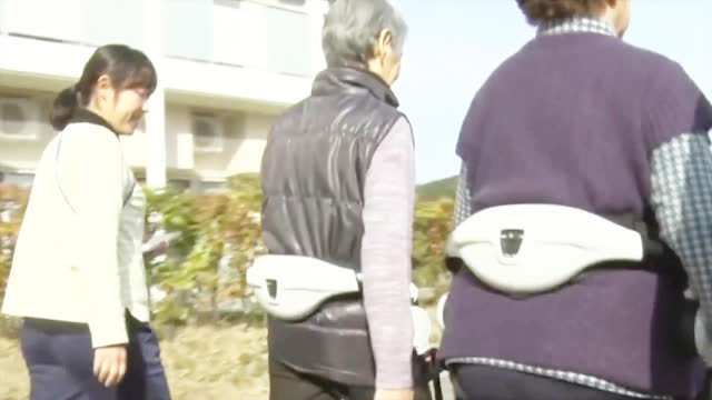 日本发明步行辅助器,老年人穿上它就可以轻松上下楼