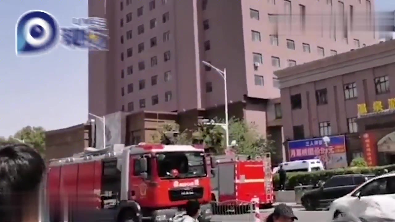 郑州一游泳馆发生局部坍塌,救出10人还有2人被困