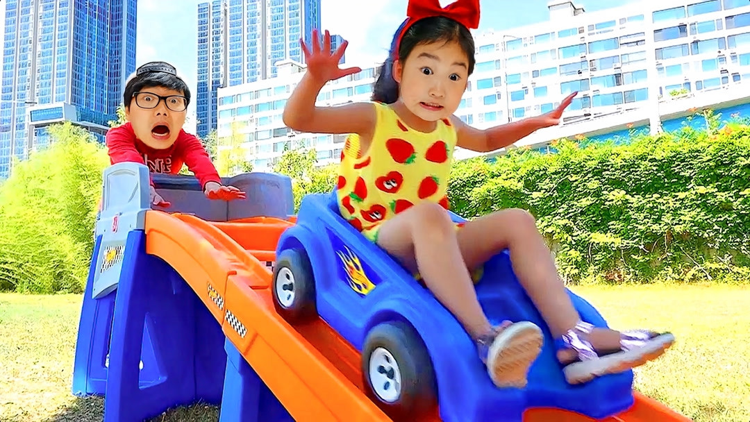 韩国小萝莉宝蓝和朋友们一起玩滑梯车和捉迷藏,太好玩了~!