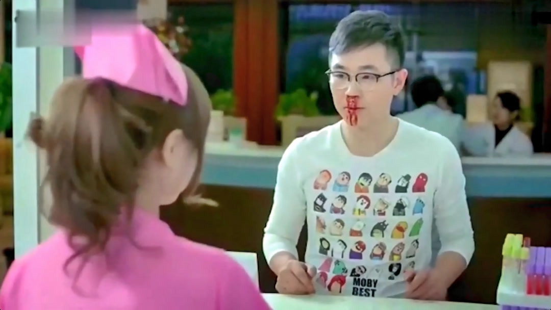 盘点影视中流鼻血的场景:大鹏晕针怕抽血,护士无针取血太新奇