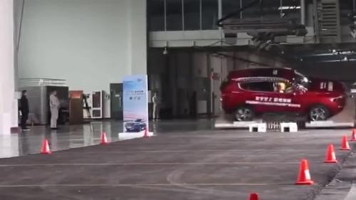 哈弗H6不愧是连续8年的销量冠军,在汽车翻滚测试中的表现也是相当...