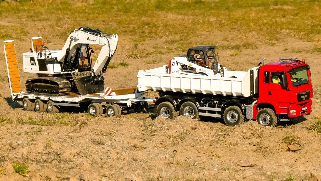 高细节RC模型卡车和挖掘机投入使用